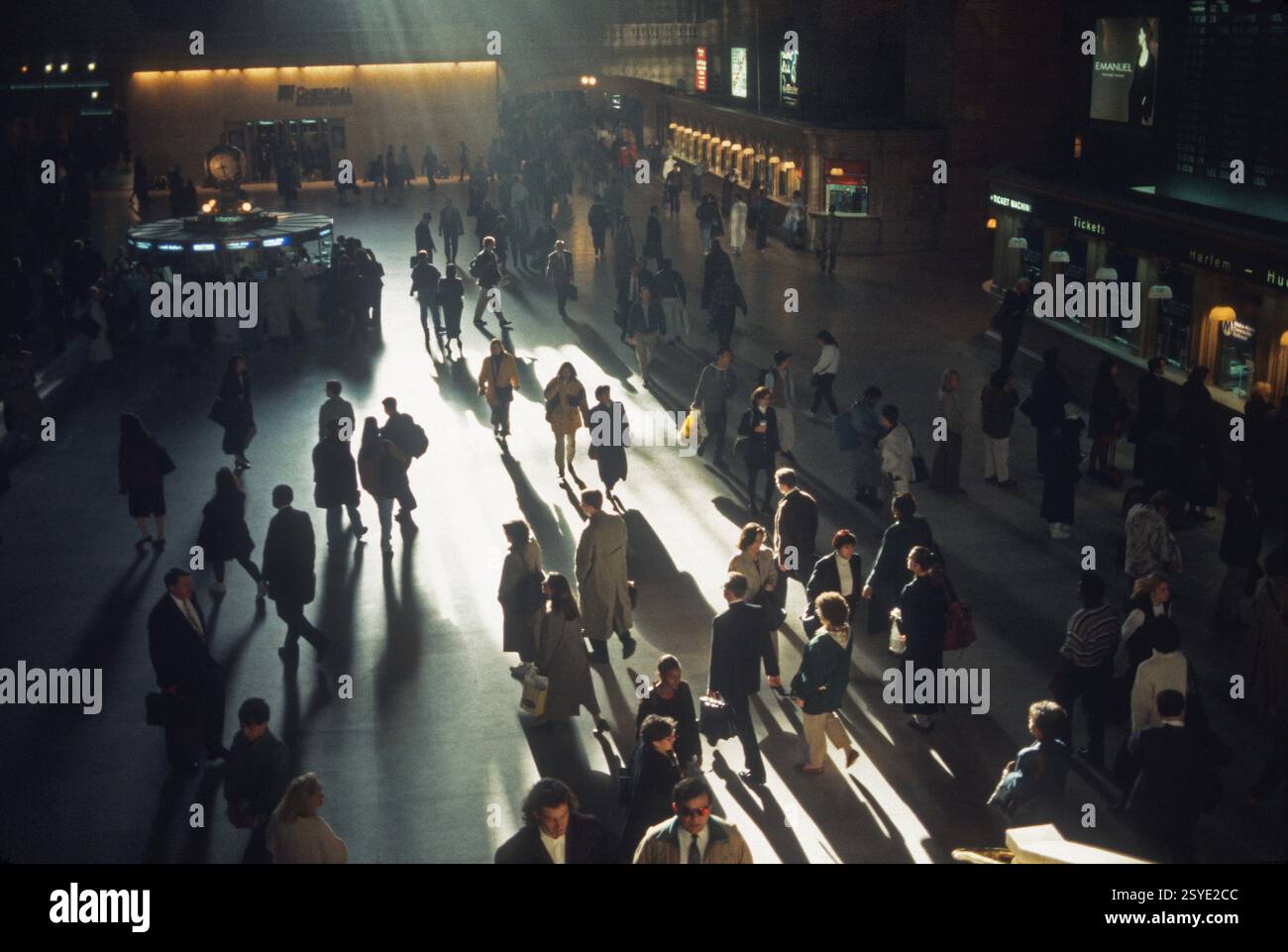 People pass grand central terminal hi-res stock photography and images ...