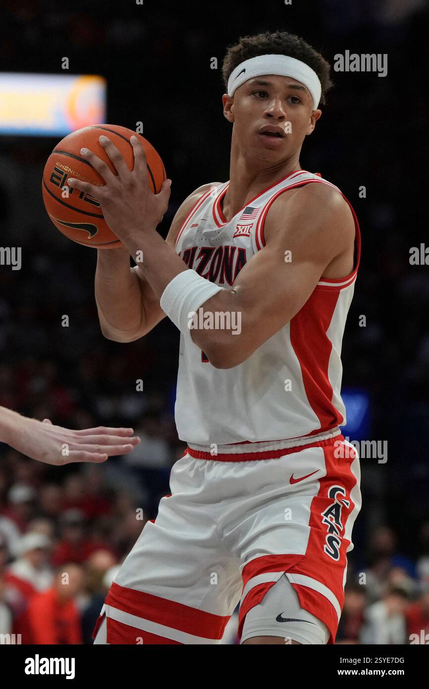 Arizona forward Carter Bryant (9) during the first half of an NCAA ...