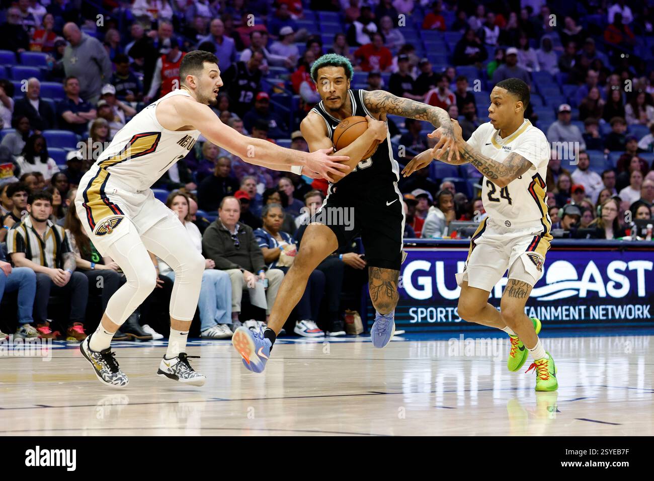 San Antonio Spurs forward Jeremy Sochan (10) is defended by New Orleans Pelicans center Karlo ...