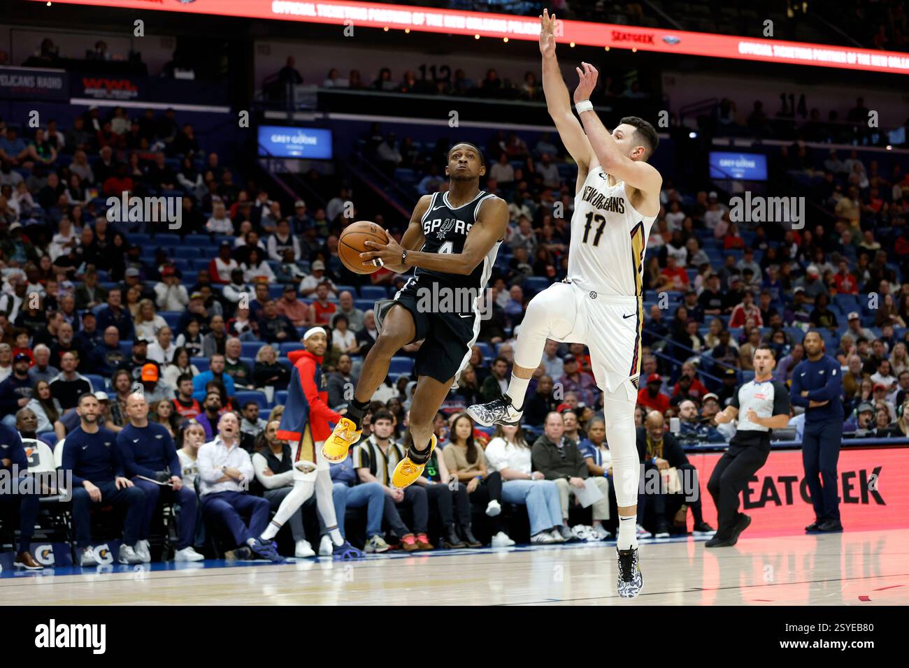 San Antonio Spurs guard De'Aaron Fox (4) is defended by New Orleans Pelicans center Karlo ...