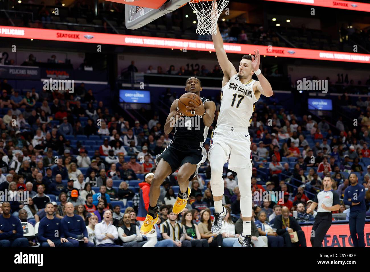 San Antonio Spurs guard De'Aaron Fox (4) is defended by New Orleans ...