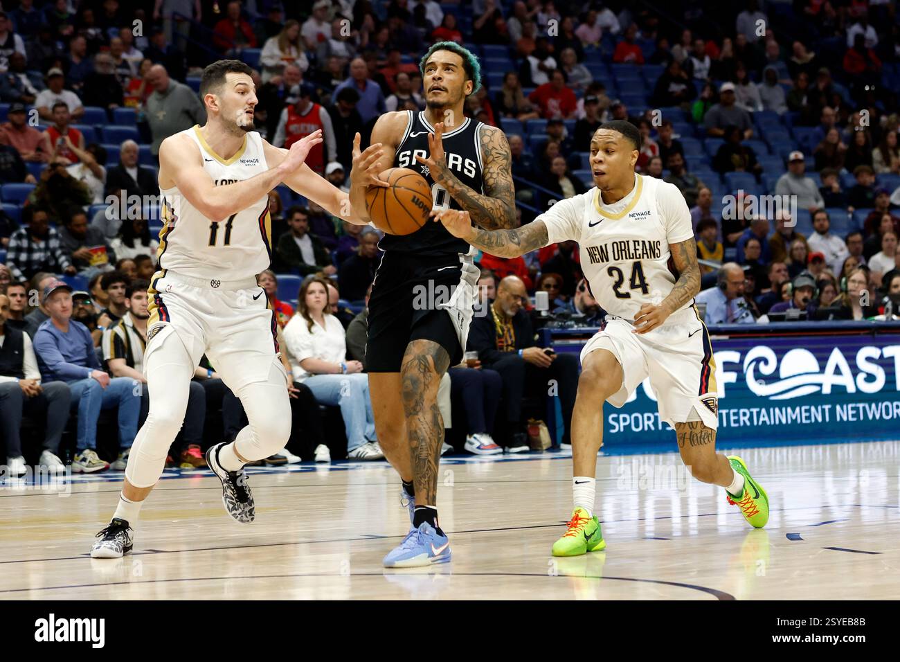 San Antonio Spurs forward Jeremy Sochan (10) is defended by New Orleans Pelicans center Karlo ...