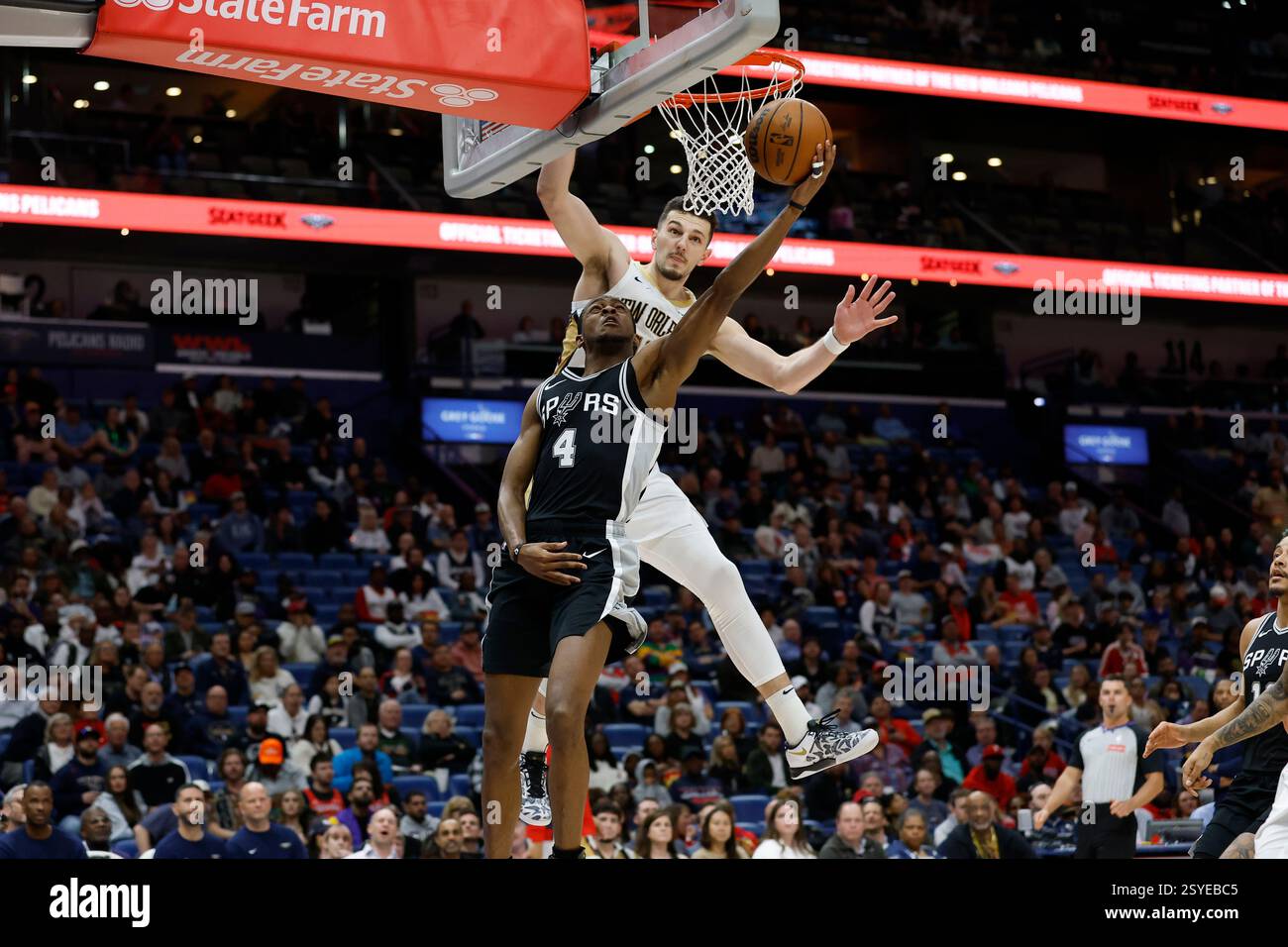 San Antonio Spurs guard De'Aaron Fox (4) is defended by New Orleans Pelicans center Karlo ...