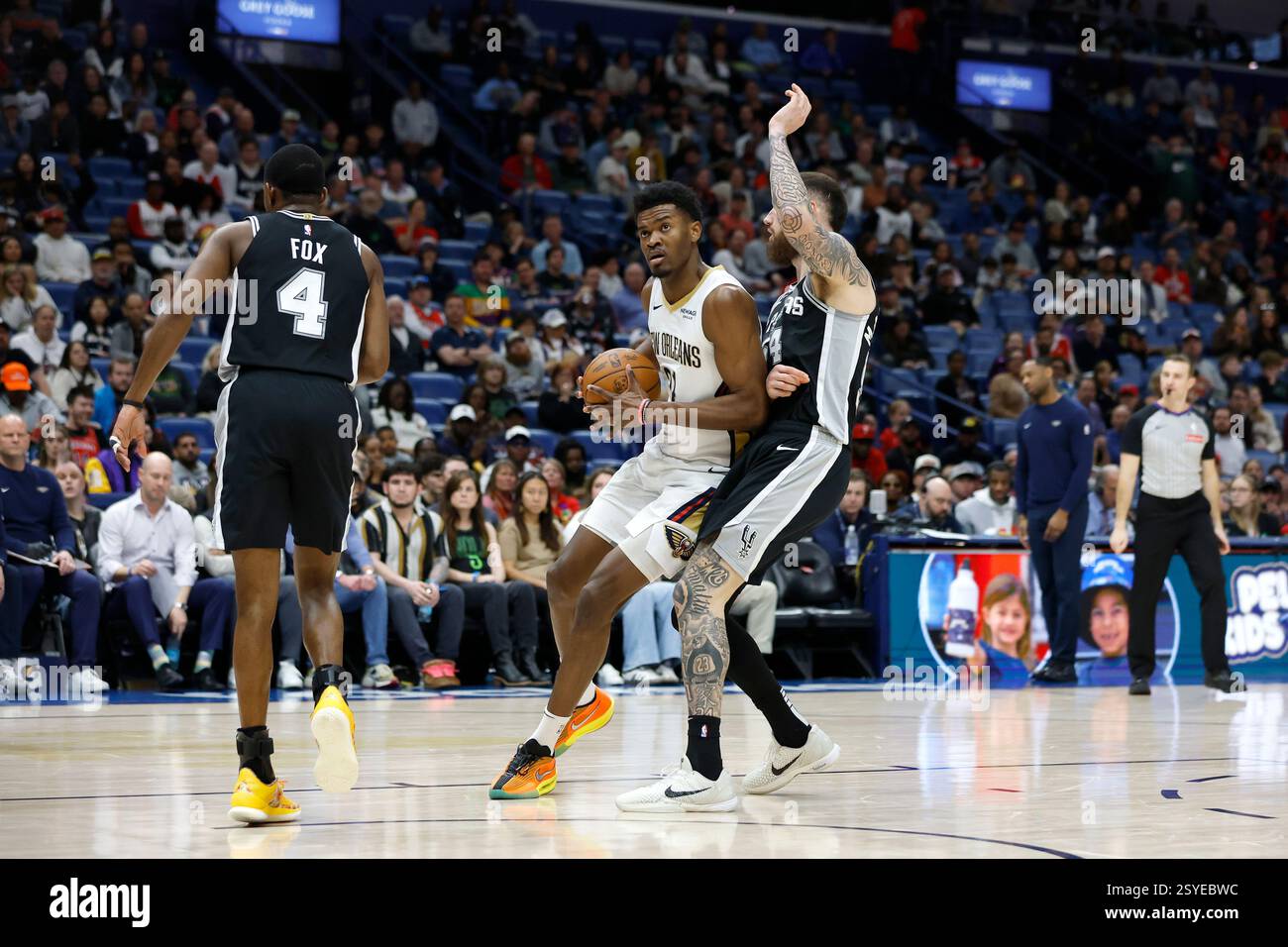 New Orleans Pelicans center Yves Missi (21) is defended by San Antonio ...