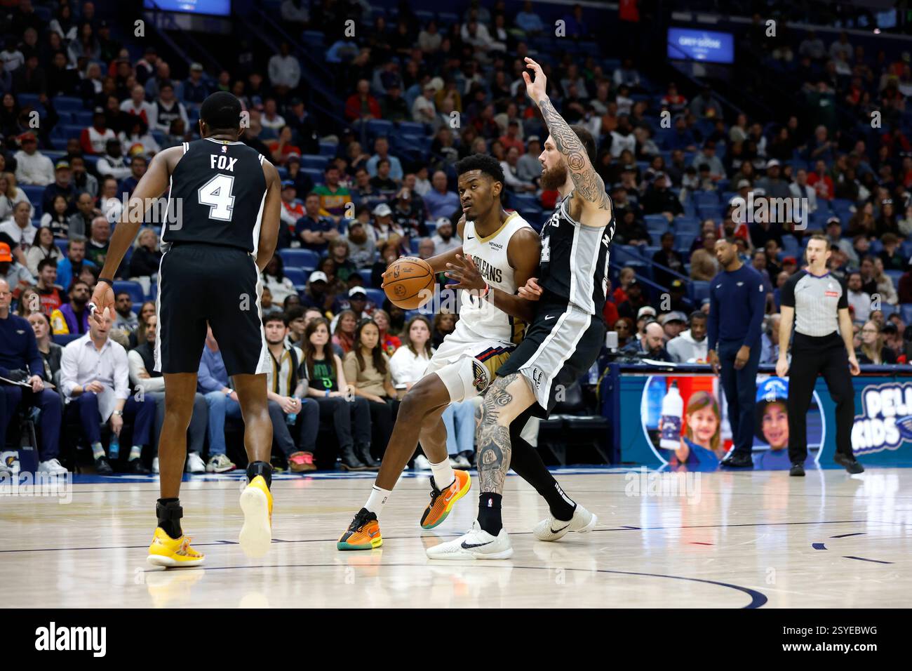 New Orleans Pelicans center Yves Missi (21) is defended by San Antonio ...