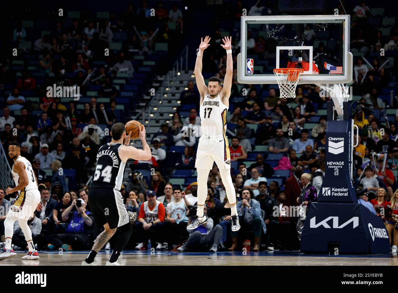 San Antonio Spurs forward Sandro Mamukelashvili (54) is defended by New Orleans Pelicans center ...