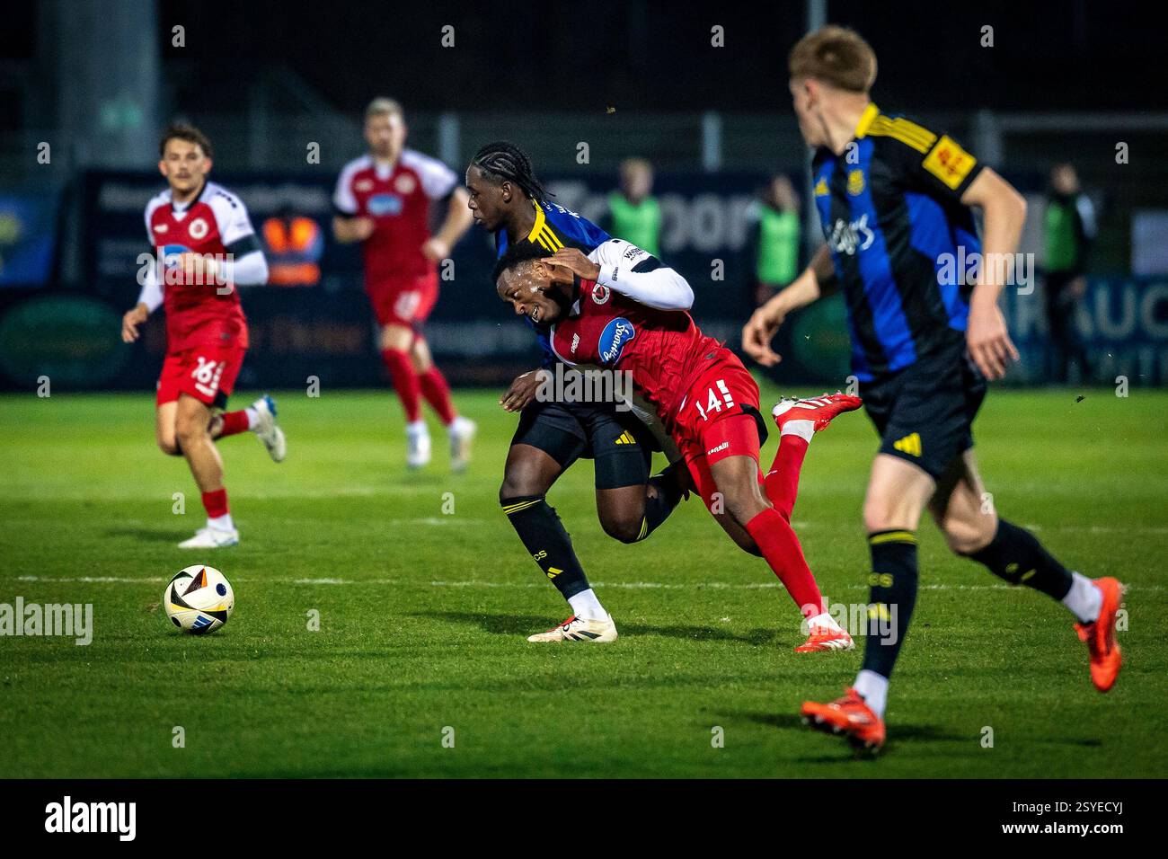 Enrique Lofolomo (FC Viktoria K?ln, 14) und Elijah Krahn (1. FC Saarbr?cken, 5) im Zweikampf ; K ...