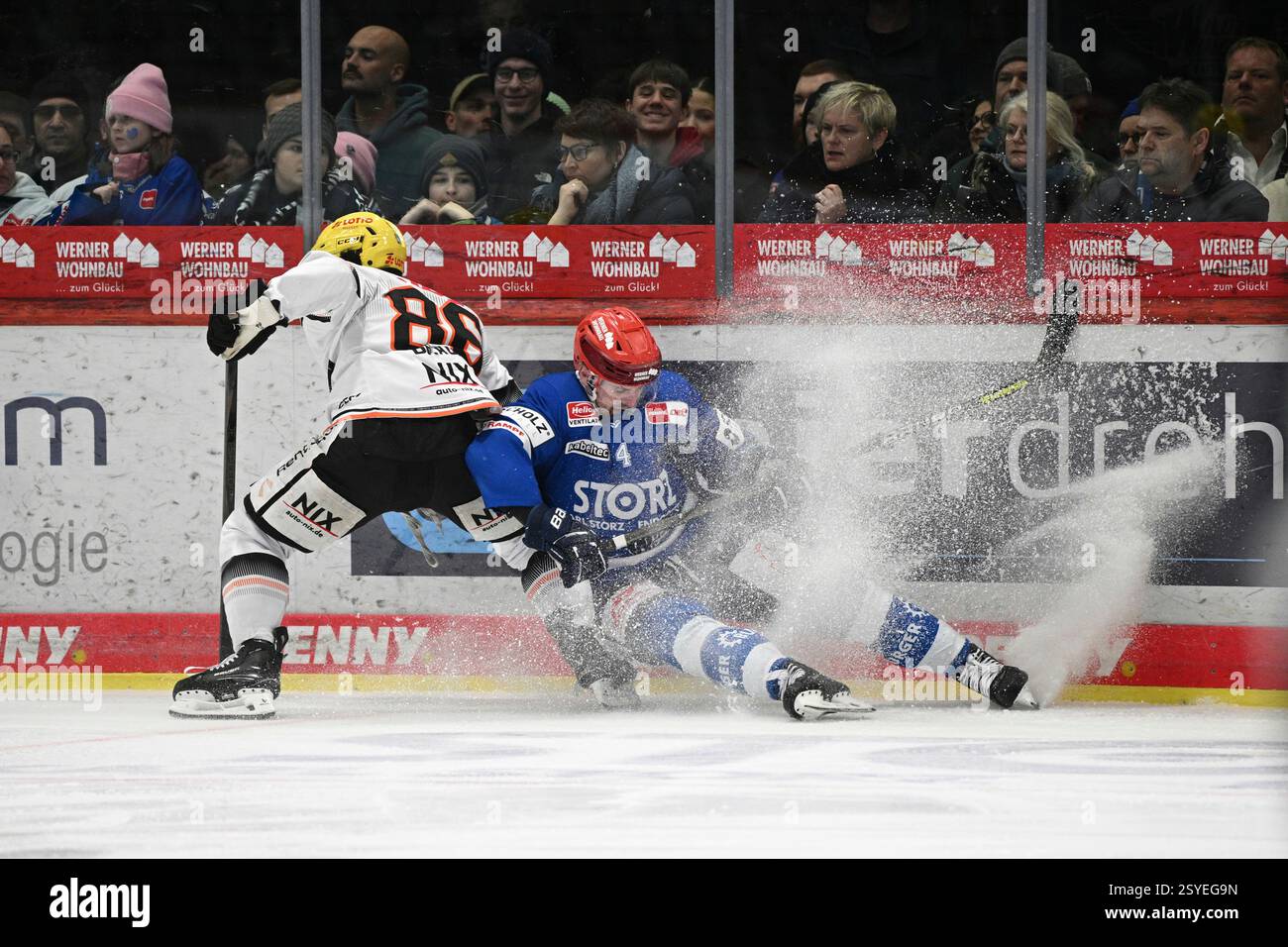 (v.l.n.r.) Cameron Brace (Loewen Frankfurt #86) Jordan Murray ...
