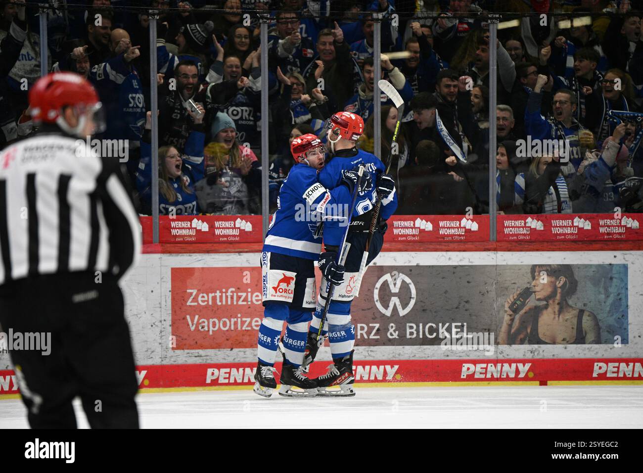 (v.l.n.r.) Sebastian Uvira (Schwenninger Wild Wings #93) Tyson Spink ...