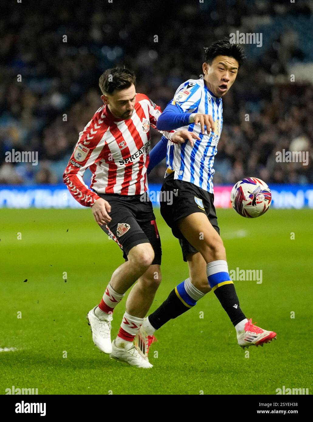 Sunderland's Patrick Roberts (left) and Sheffield Wednesday's Ryo ...