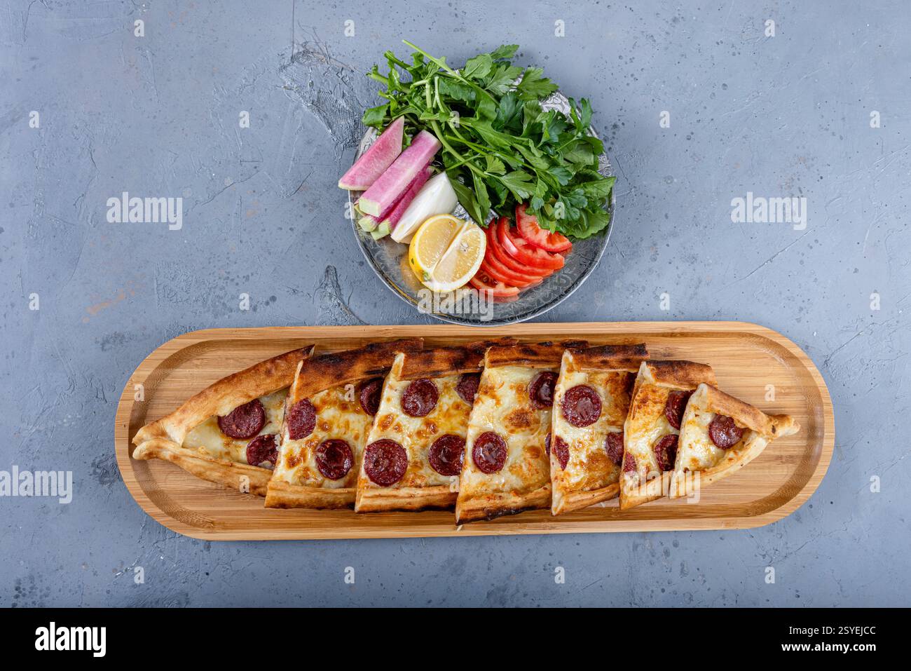 Sucuklu kasarli pide hi-res stock photography and images - Alamy