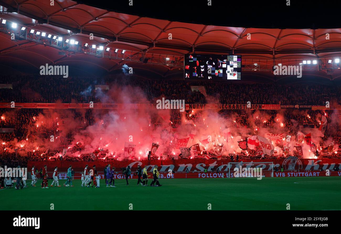 im Bild: Pyro, Pyrotechnik, Raucht?pfe, Bengalos, Feuerwerkskoerper, in ...