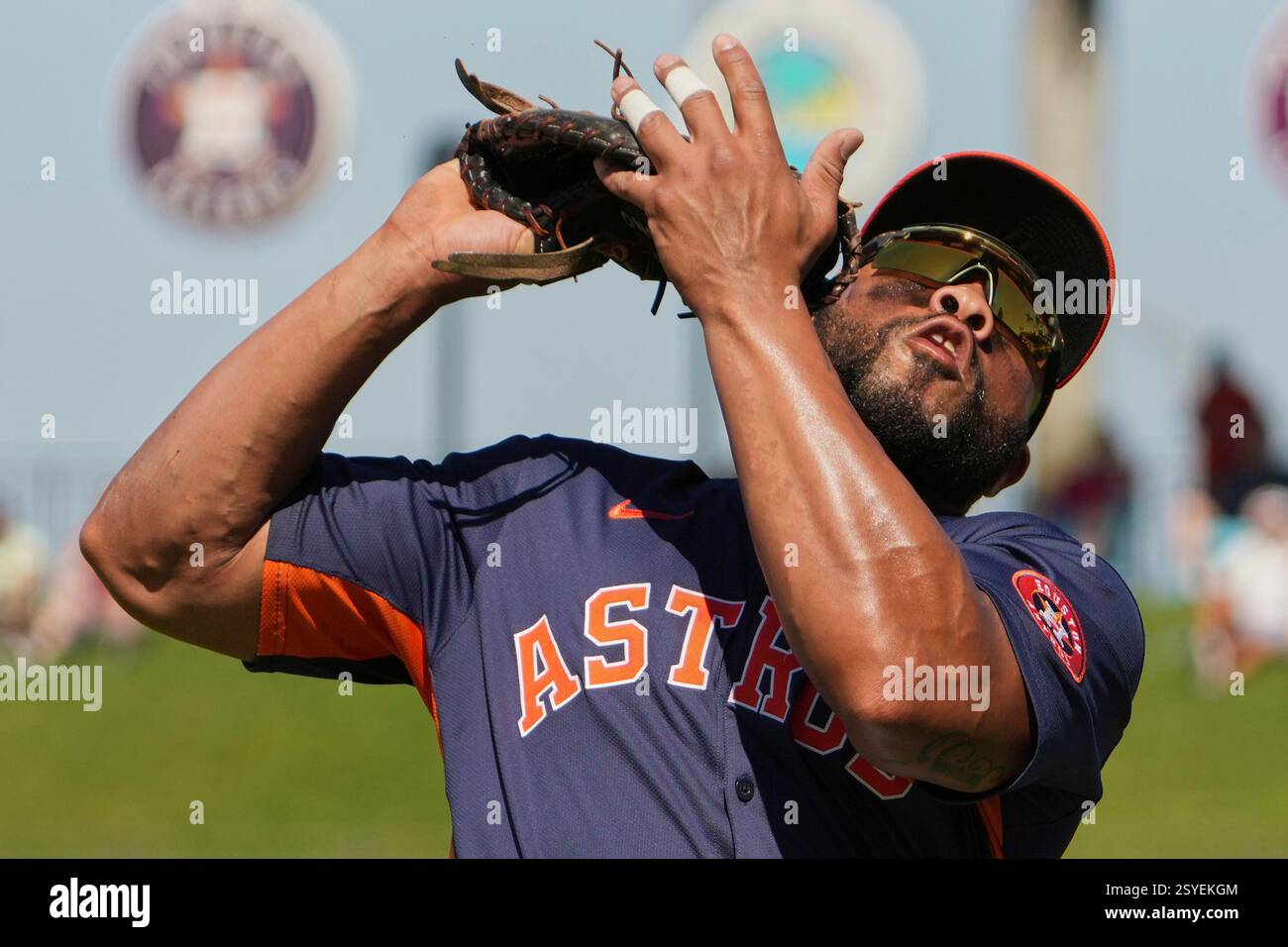 Houston Astros first baseman Jon Singleton catches a foul ball by St. Louis Cardinals' Masyn ...