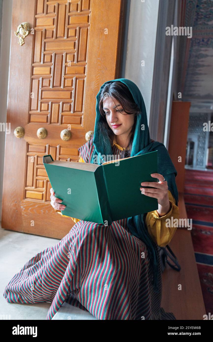 Muslim woman reading quran in mosque Stock Photo - Alamy