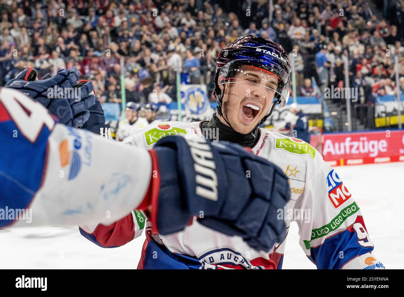 Ty Ronning (Eisbaeren Berlin, #9) beim Abklatschen an der Bank nach ...