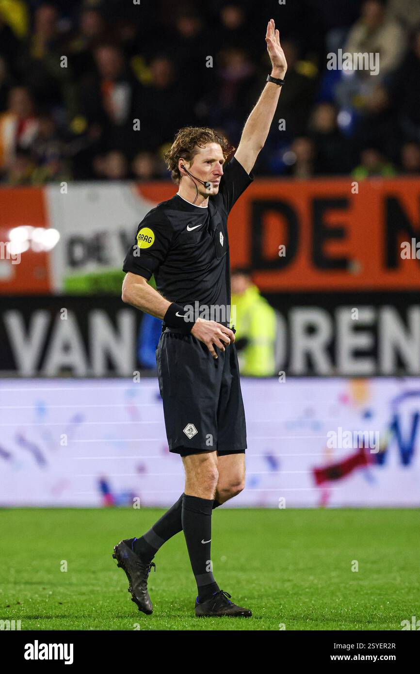 Waalwijk, Netherlands. 28th Feb, 2025. WAALWIJK, NETHERLANDS - FEBRUARY 28: referee Martin van ...