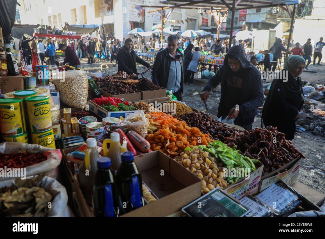 Gaza. 28th Feb, 2025. People shop at a market ahead of Ramadan in Gaza ...