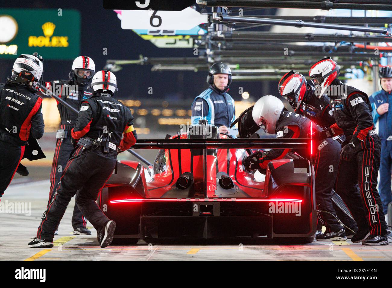 06 ESTRE Kevin (fra), CAMPBELL Matt (aus), VANTHOOR Laurens (bel), Porsche Penske Motorsport ...