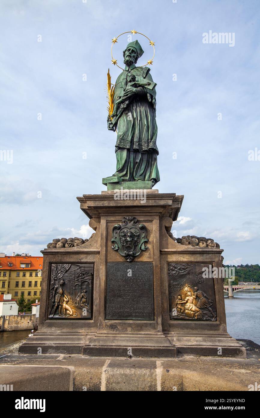 Relief detail pedestal statue hi-res stock photography and images - Alamy