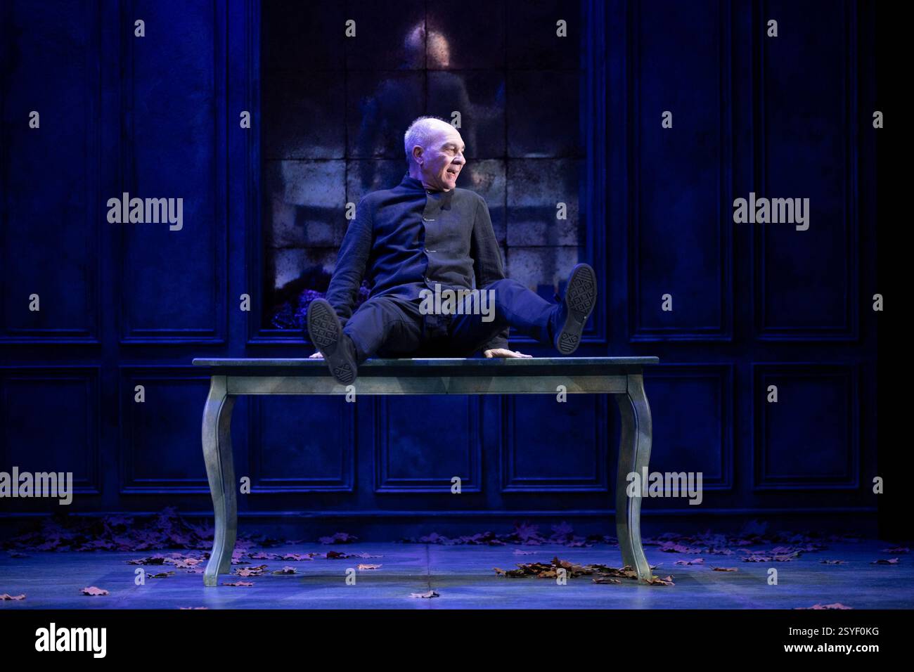 Darío Grandinetti poses for the media during the Theatre play of "La ...