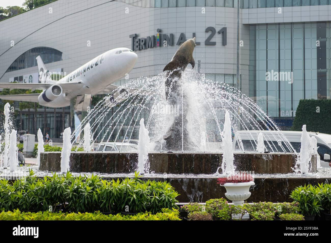 Dolphin traffic roundabout hi-res stock photography and images - Alamy