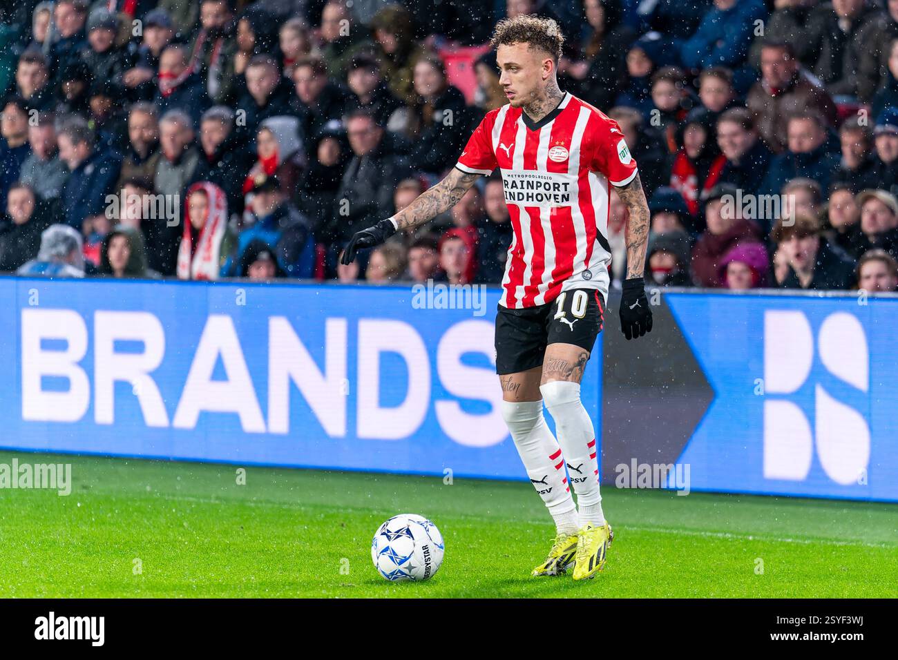 EINDHOVEN, NETHERLANDS - FEBRUARY 26: Noa Lang of PSV in action during ...