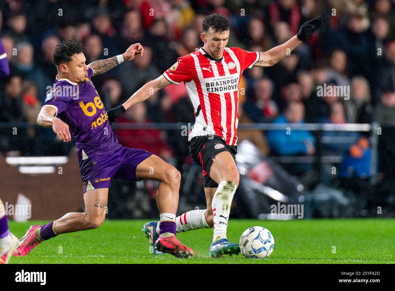 EINDHOVEN, NETHERLANDS - FEBRUARY 26: Dean James of Go Ahead Eagles ...