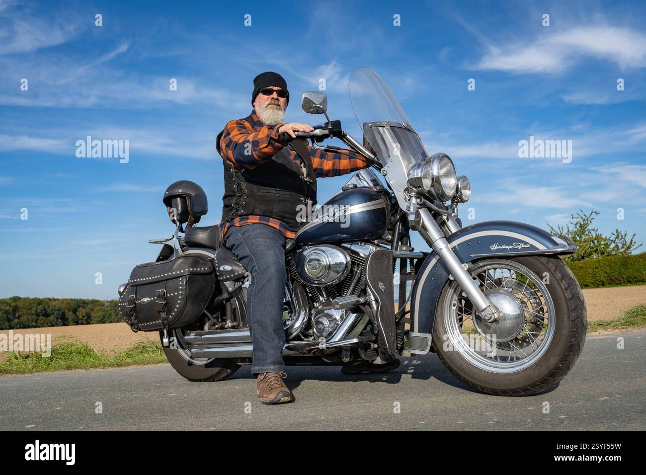 Kultiger Motorradfahrer mit seiner Harley Davidson auf einer ...