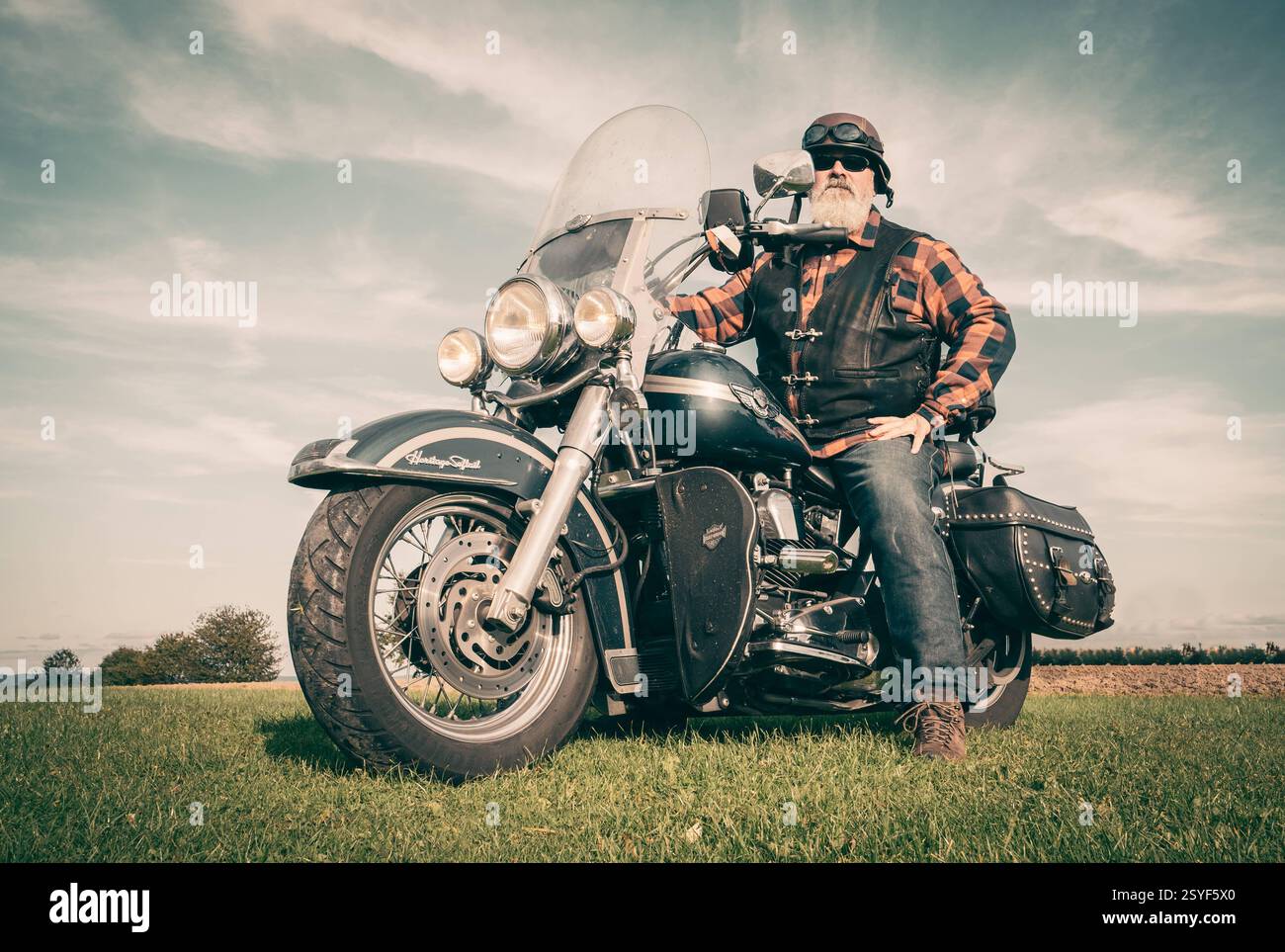 RECORD DATE NOT STATED Kultiger Rocker mit einer klassischen Harley ...