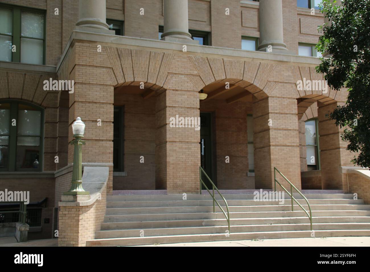 Steps to a public building hi-res stock photography and images - Alamy