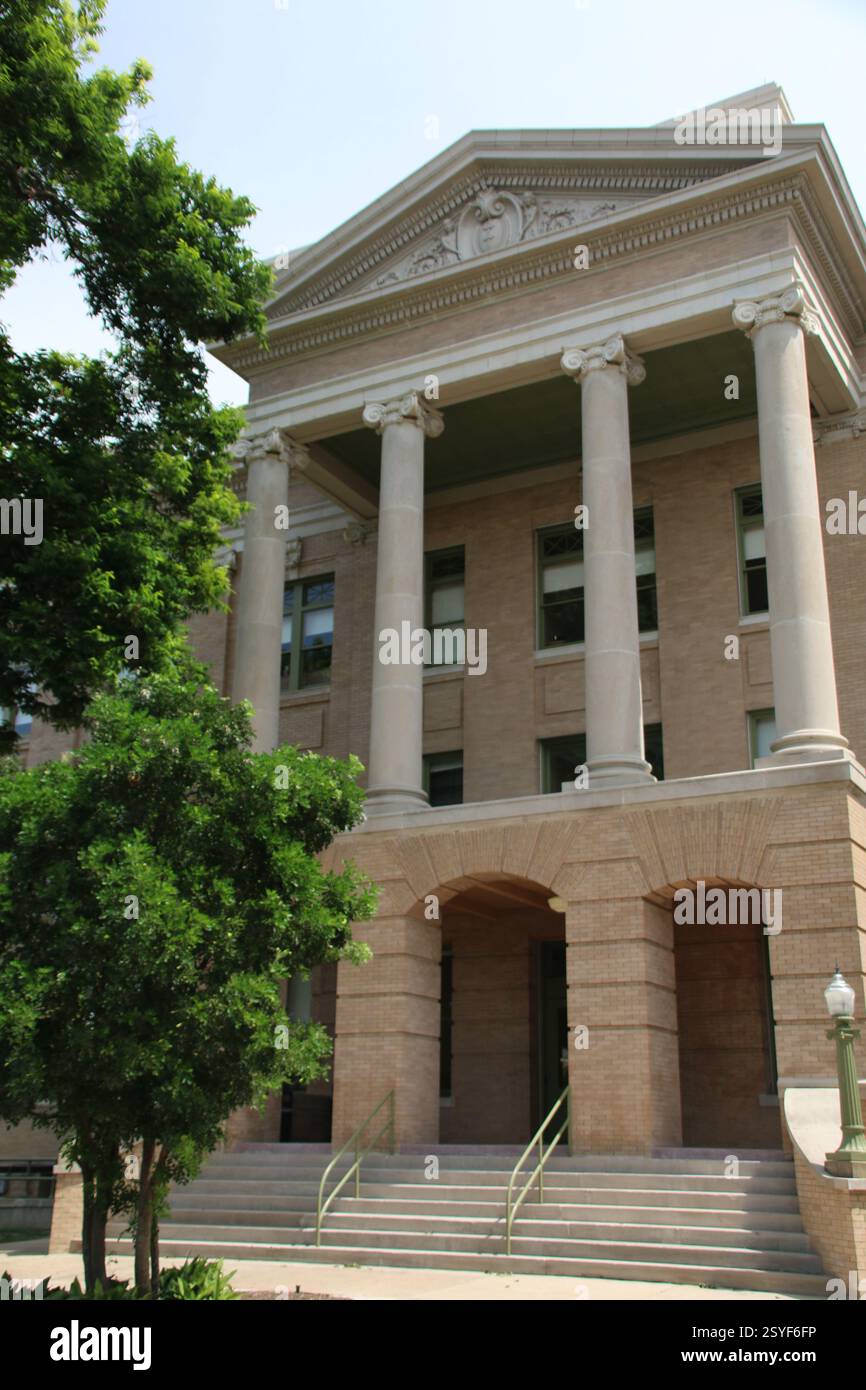 Courthouse steps hi-res stock photography and images - Alamy