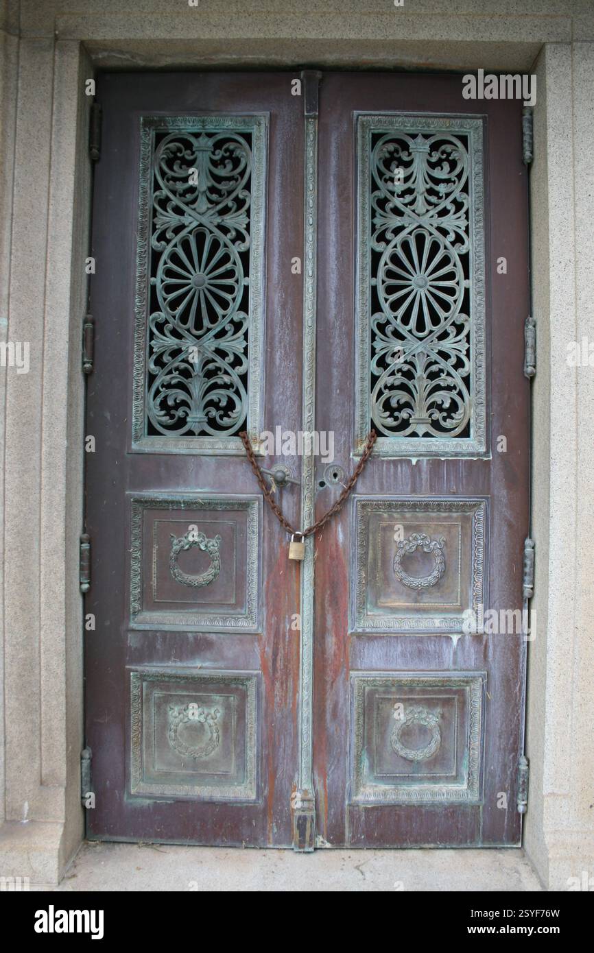Locked tomb hi-res stock photography and images - Alamy