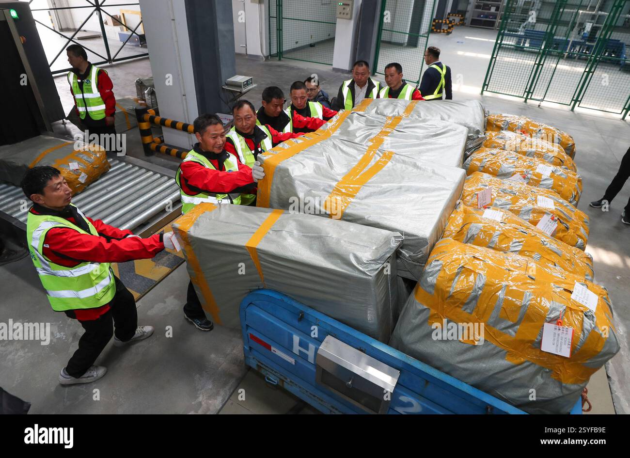 HUAI'AN, CHINA - MARCH 1, 2025 - Freight forwarders collect cargo at ...