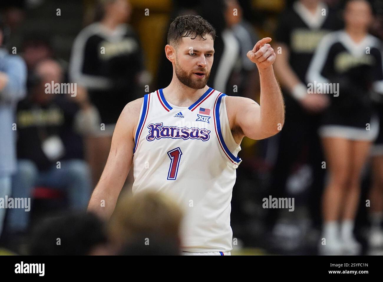 Kansas center Hunter Dickinson (1) in the second half of an NCAA ...