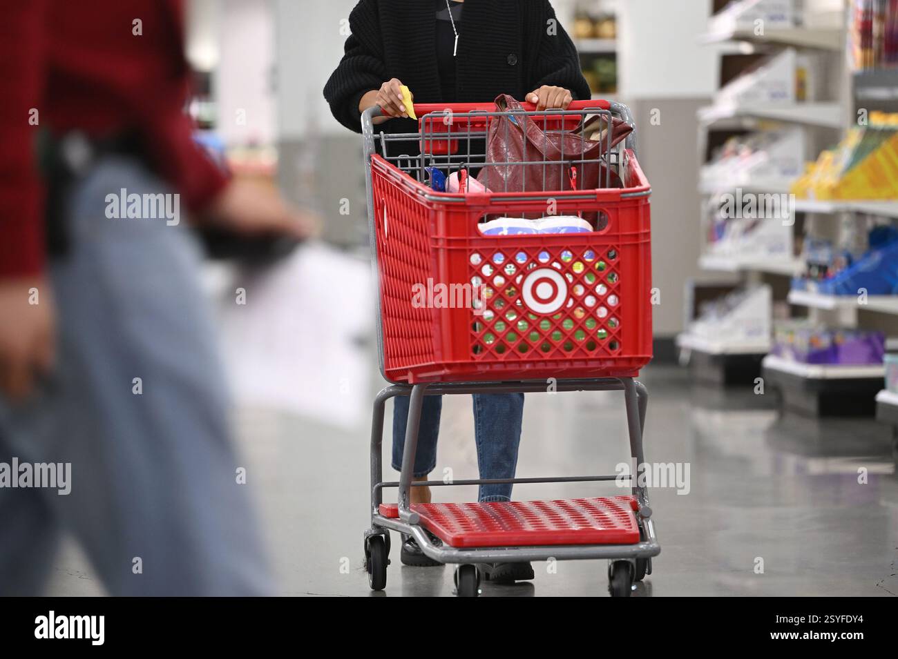 Los Angeles, USA. 28th Feb, 2025. A shopper pushes a cart inside a ...
