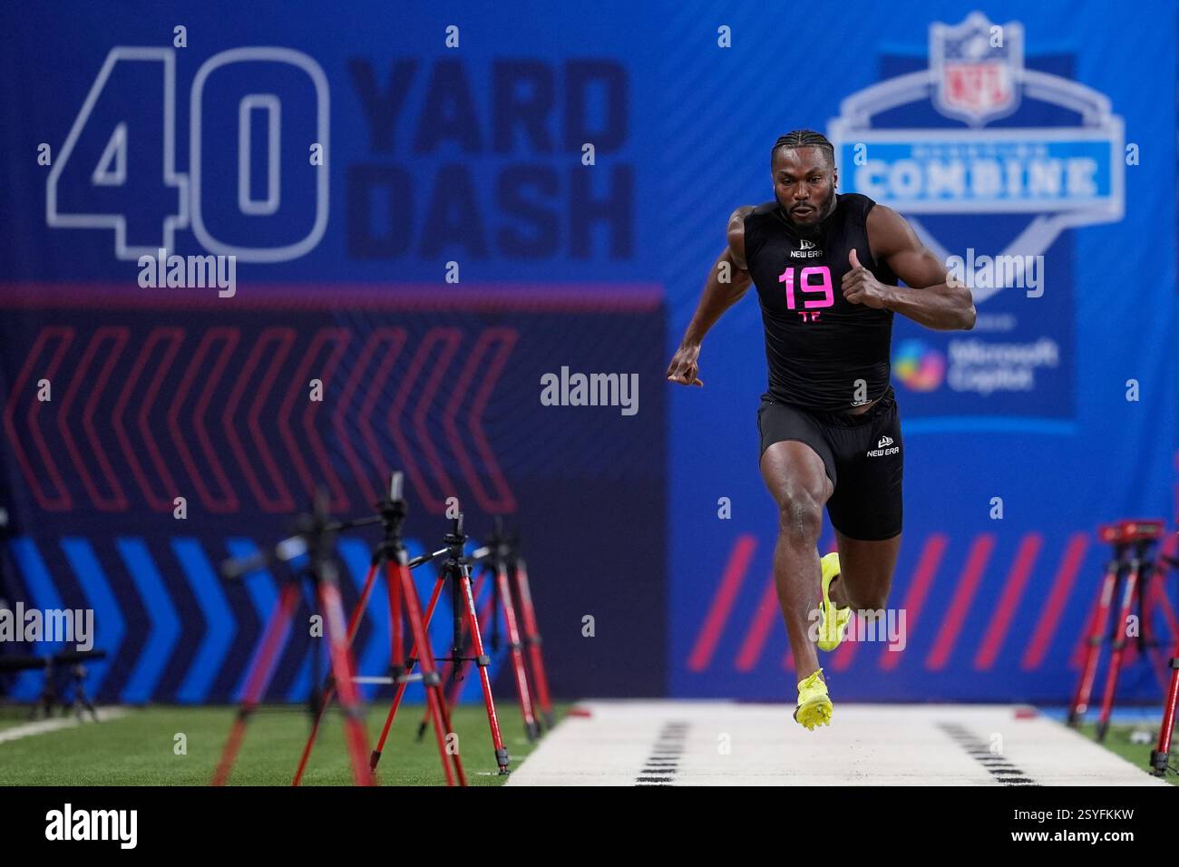 South Carolina tight end Joshua Simon runs the 40-yard dash at the NFL ...