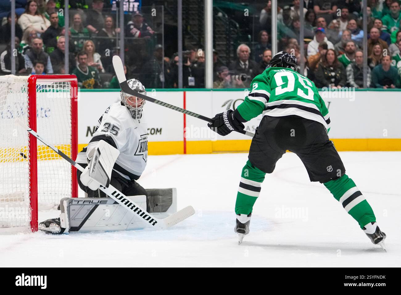 Dallas Stars center Matt Duchene (95) scores a goal on Los Angeles ...