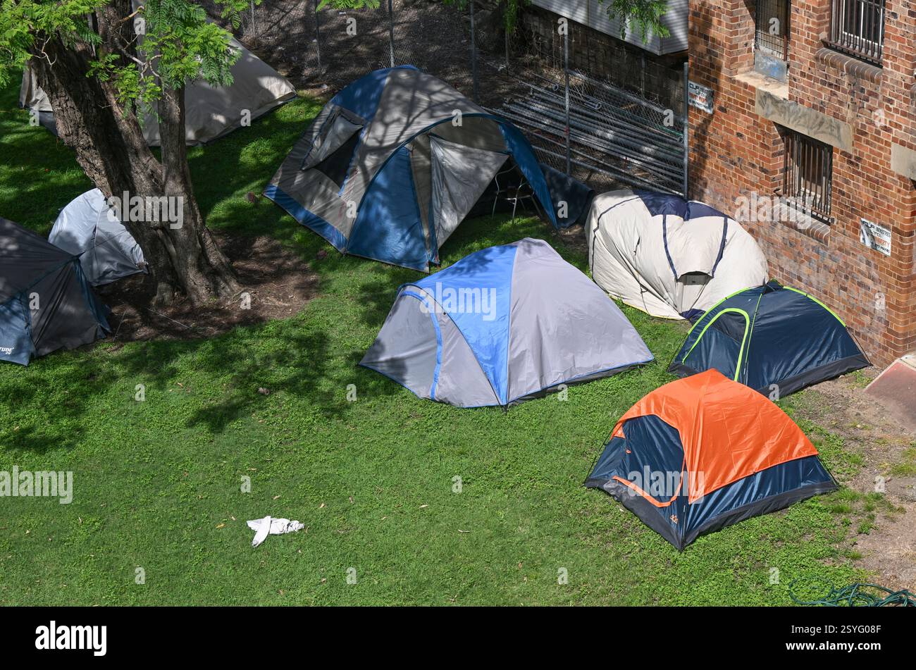 Brisbane, Australia. 18th Nov, 2024. An encampment of homeless people ...