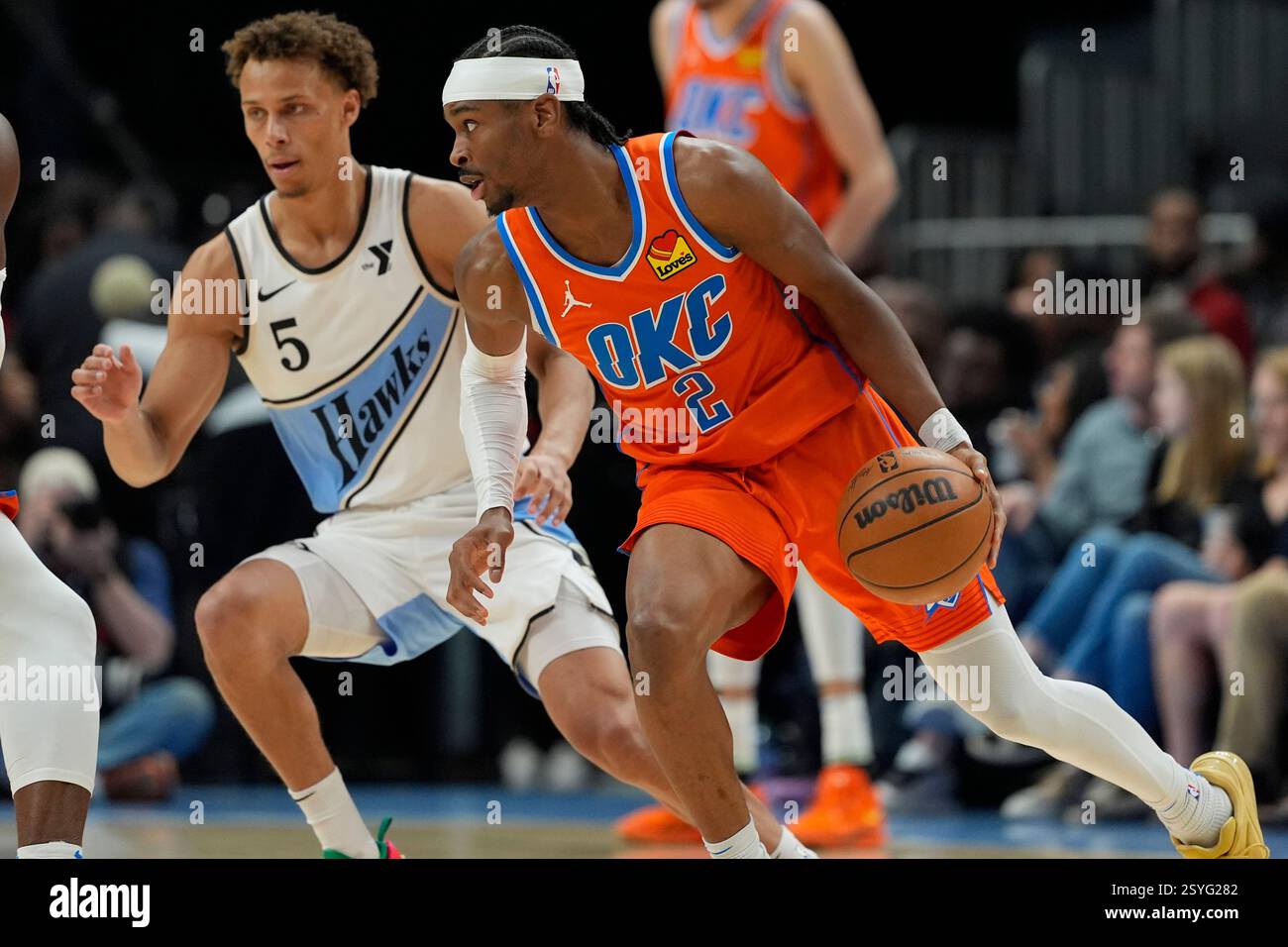 Oklahoma City Thunder guard Shai Gilgeous-Alexander (2) moves the ball ...