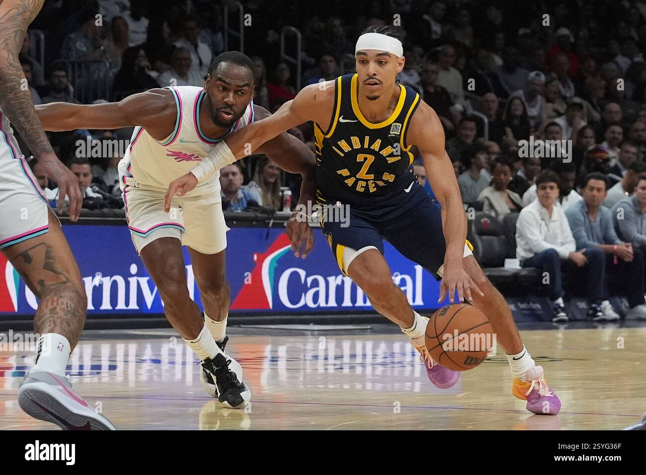 Indiana Pacers guard Andrew Nembhard (2) dribbles the ball as Miami ...