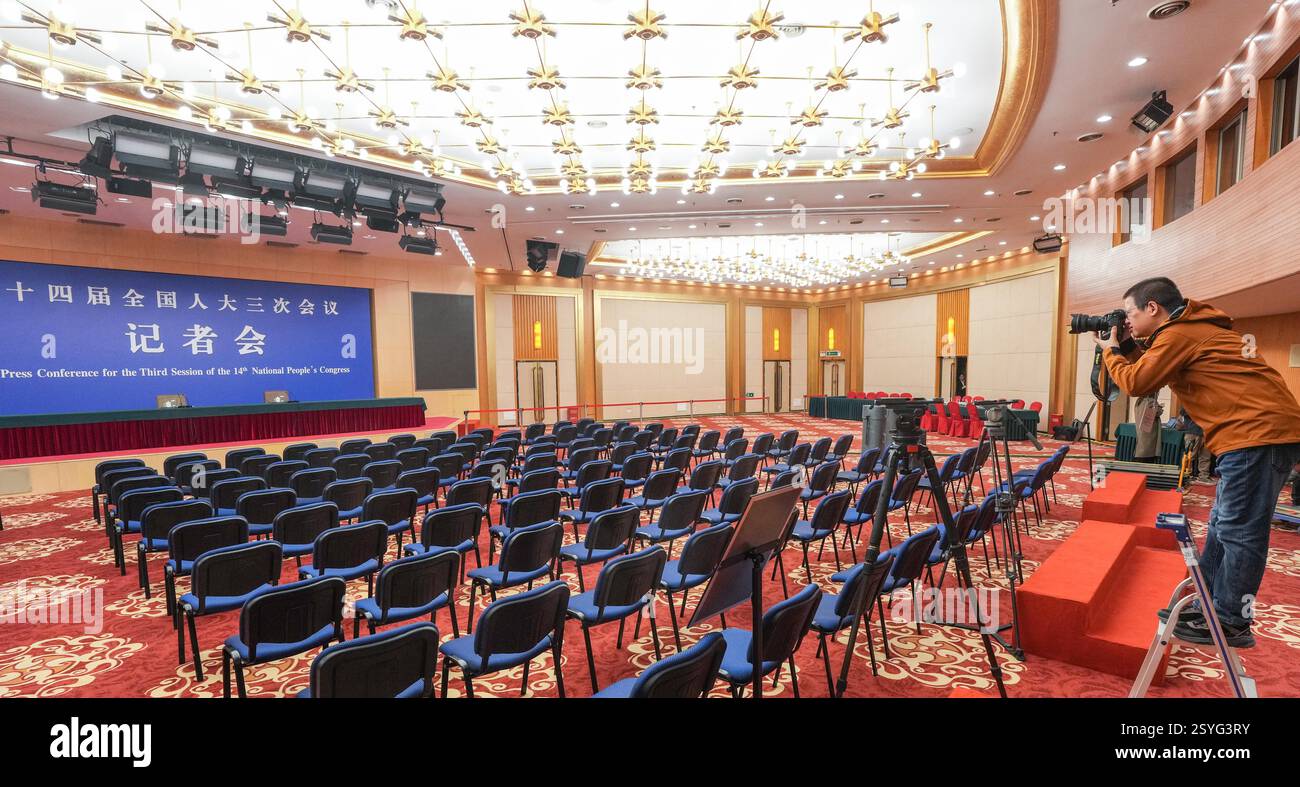 (250301) -- BEIJING, March 1, 2025 (Xinhua) -- A journalist works at a ...