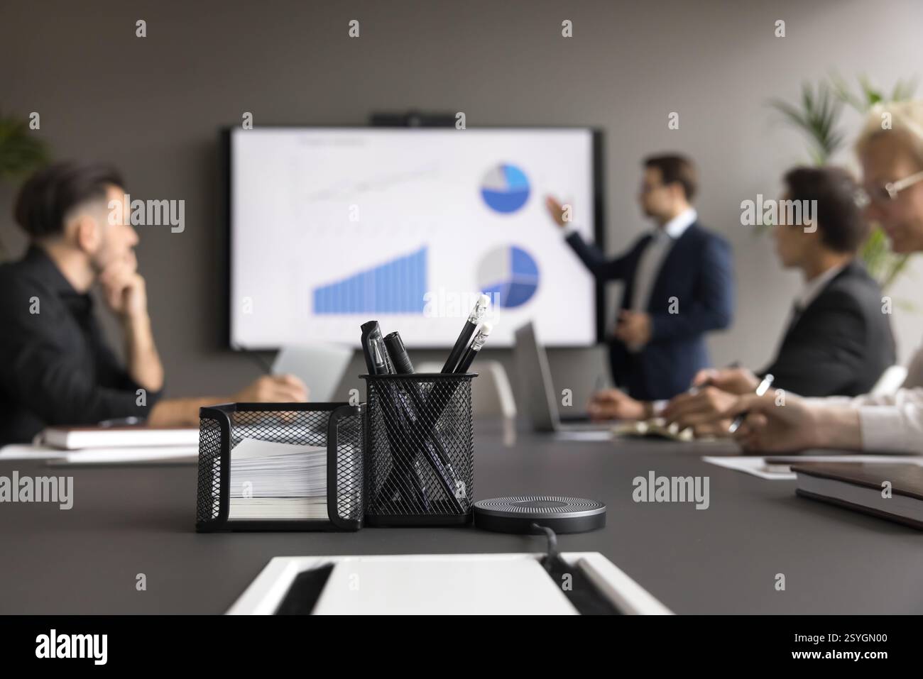 Whiteboard presenter businessman team hi-res stock photography and ...