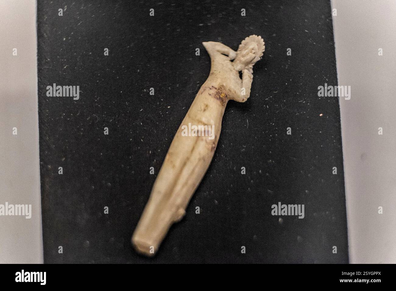 bone needle head with figure of Venus, Museo-Centro de Interpretación ...