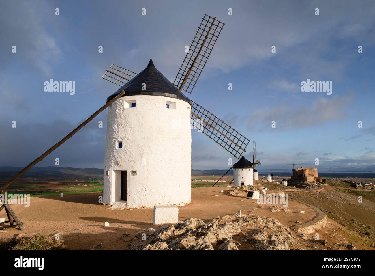 molinos de Consuegra con el castillo de la Muela al fondo, cerro ...