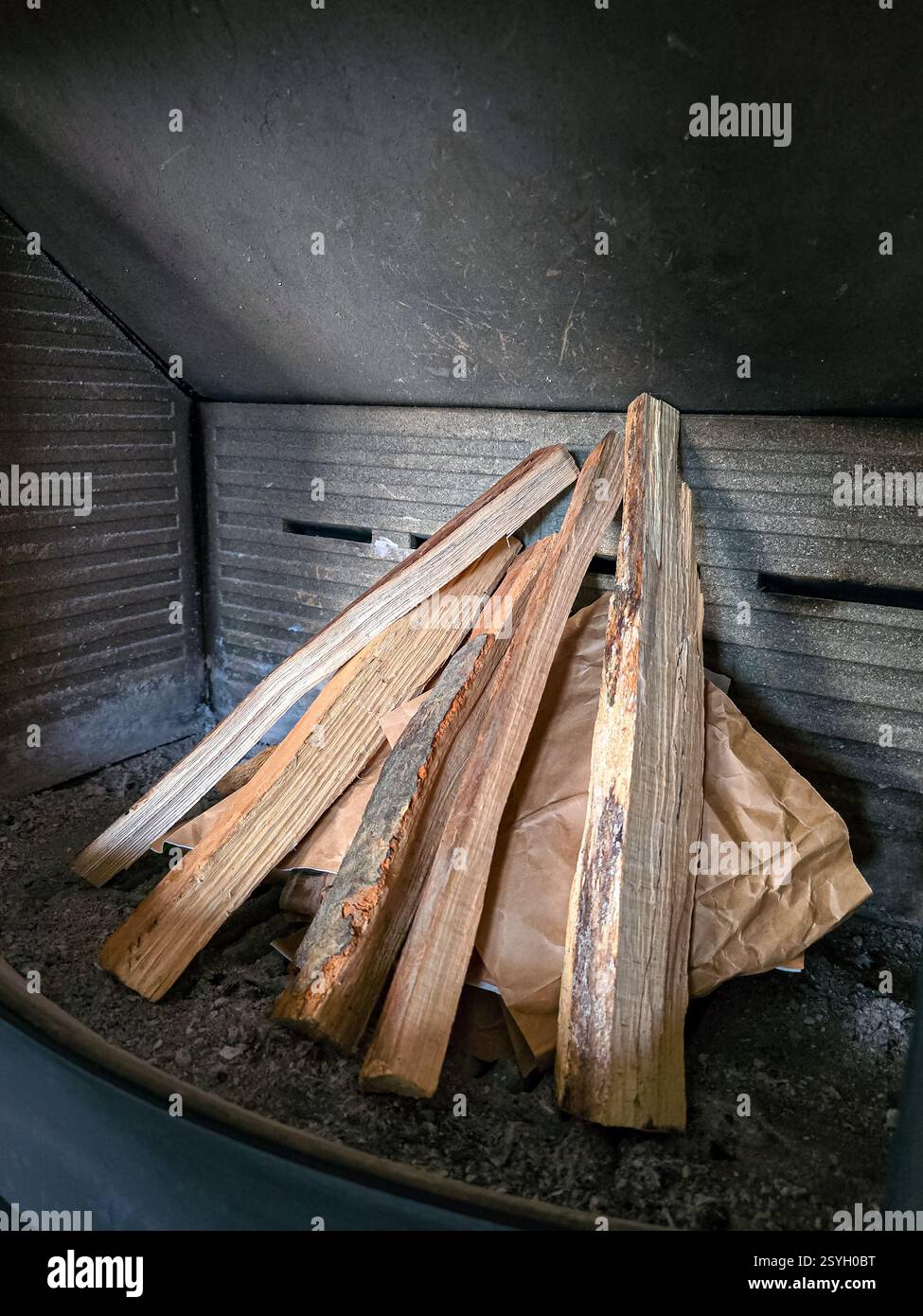Firewood and paper in the fireplace. How to properly spread the fire in ...