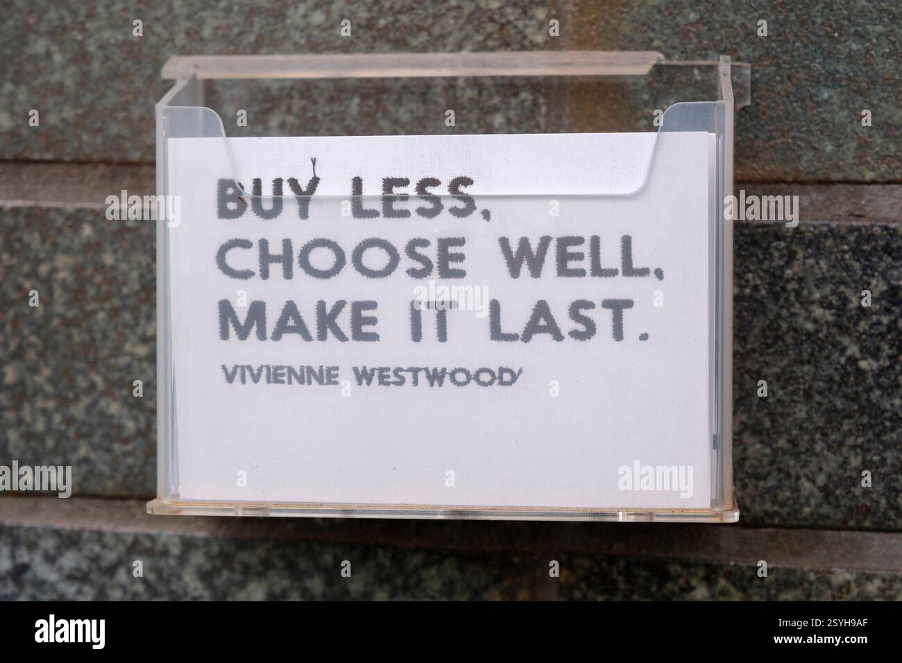 Karten mit dem Vivienne Westwood Zitat :Buy less, Choose well, make it ...