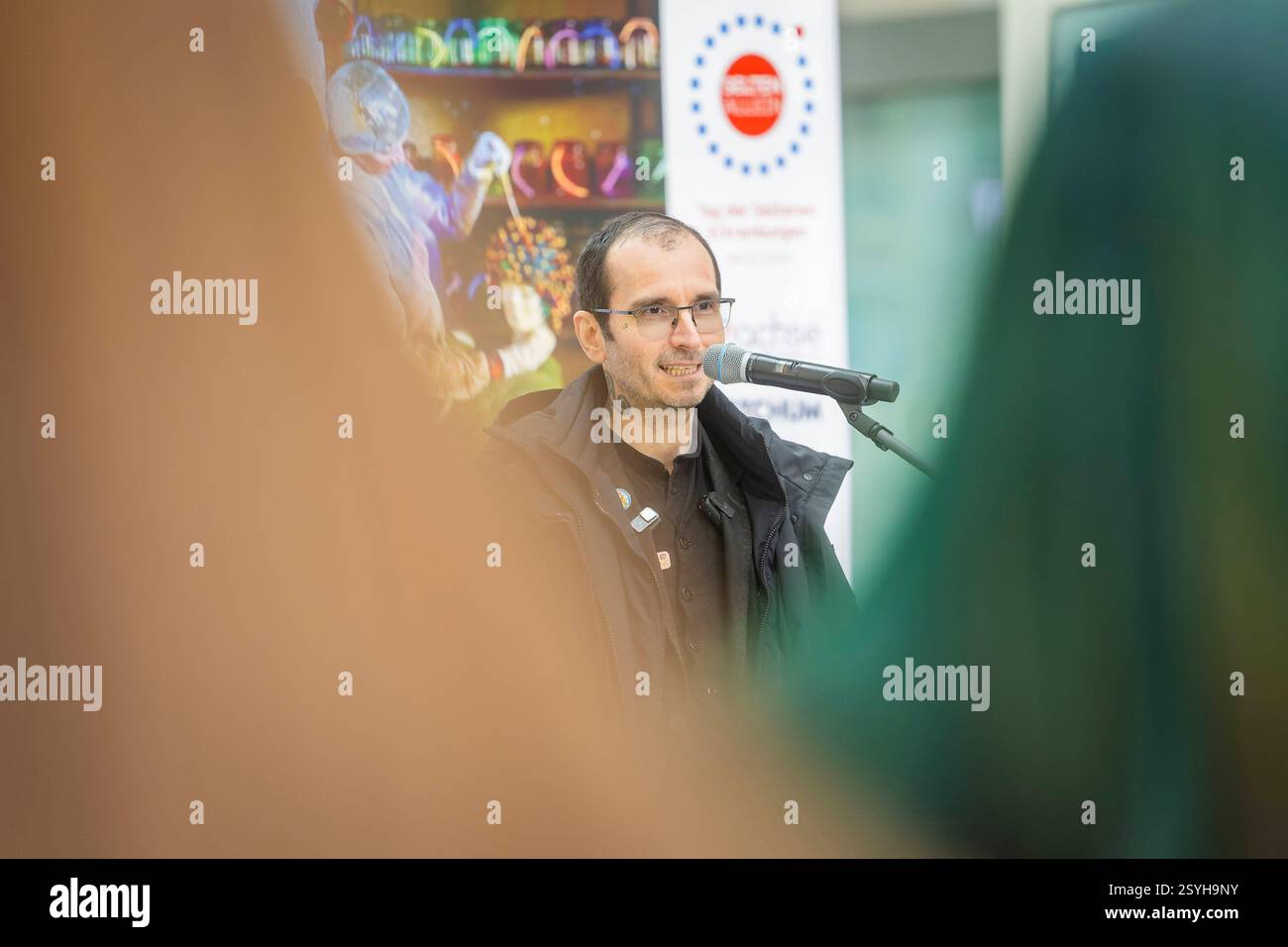 Dr. Mark Benecke, Botschafter der Ausstellung ,Selten allein, in der Kuppelhalle des Dresdner ...