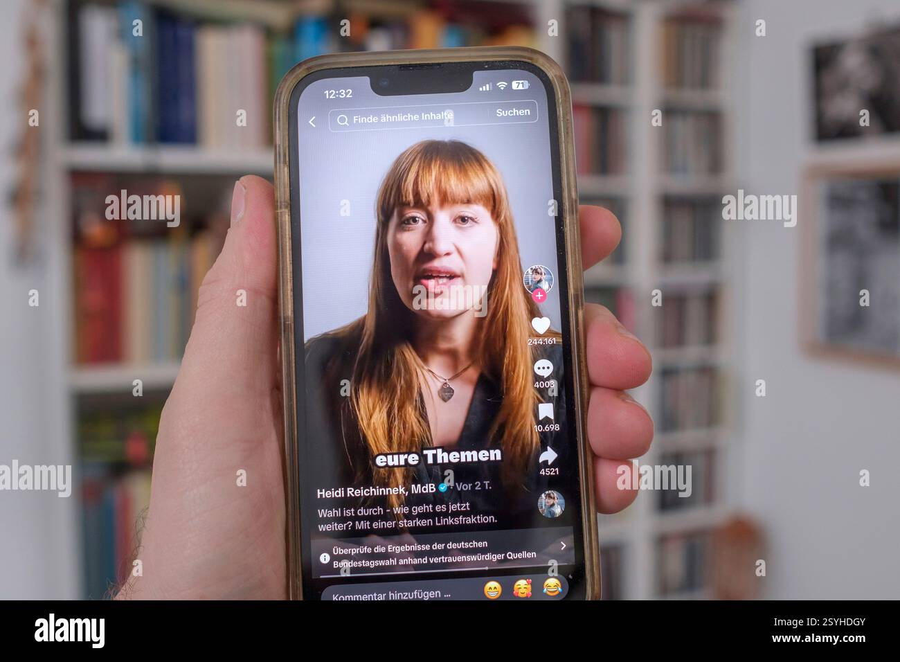 Hand mit einem Mobiltelefon auf dem der Tik Tok account von Heidi Reichinnek zu sehen ist. Seit ...