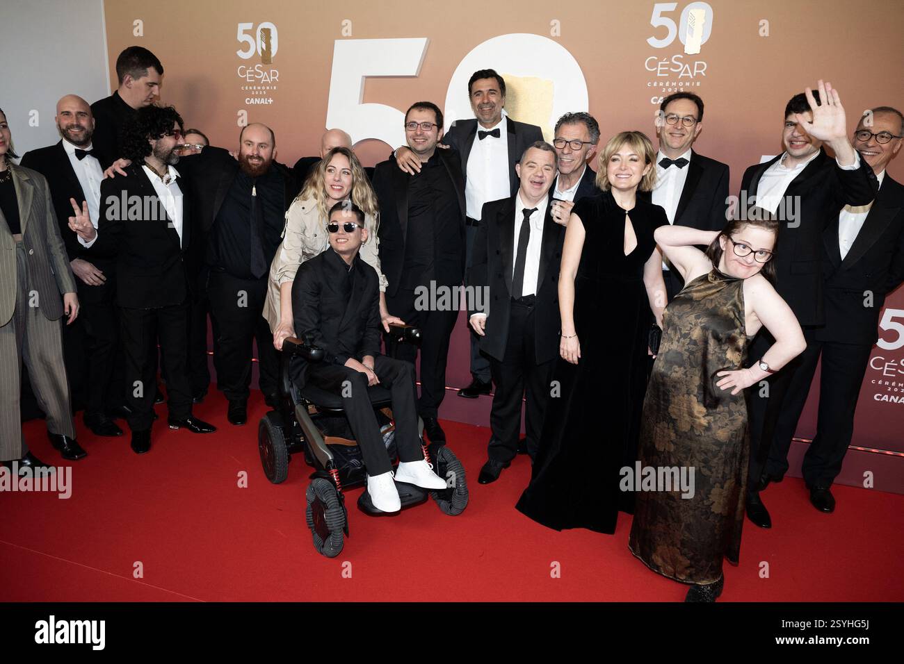 Cast of Un p'tit truc en plus with Marc Riso, Celine Groussard, Marie ...