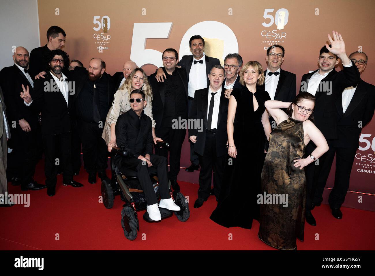 Cast of Un p'tit truc en plus with Marc Riso, Celine Groussard, Marie ...